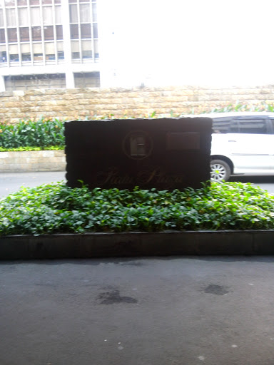 Monumen Batu Pengesahan Ratu Plaza: Ingress portal