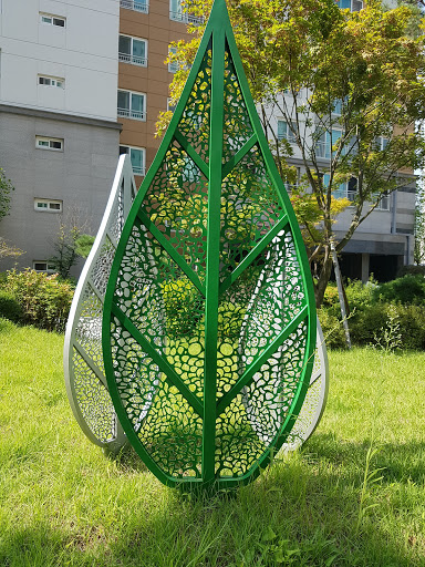 나뭇잎 조형물: Ingress portal