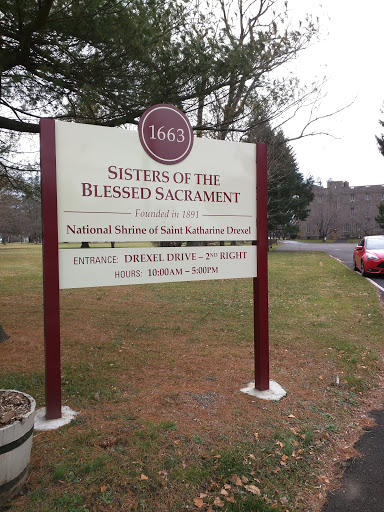 Sisters of The Blessed Sacrament Convent: Ingress portal